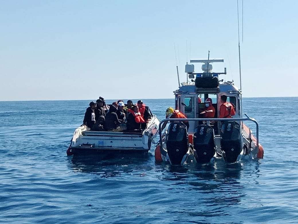Rescata SEMAR a 11 personas a la deriva en altamar, cerca de Ensenada ...